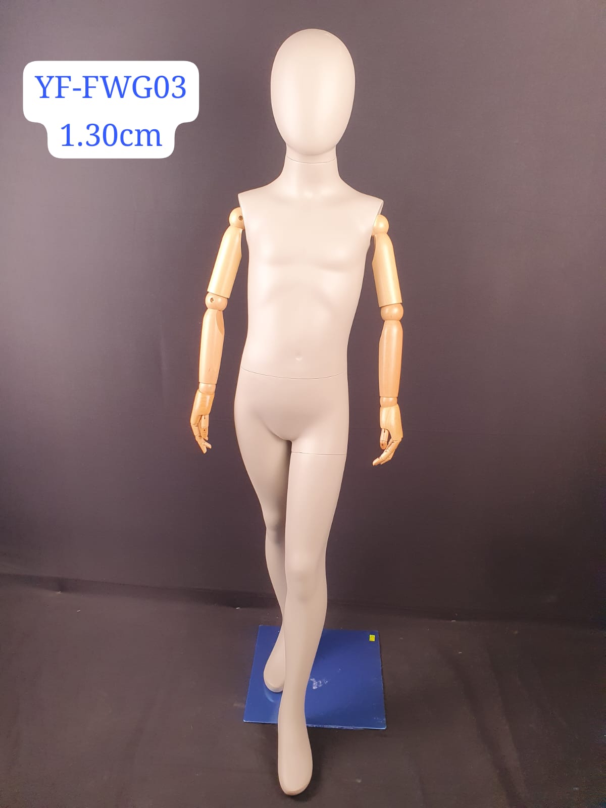 MANNEQUIN ENFANT EN POLYSTER BEIGE ET BRAS BOIS 130CM YF-FWG03 – Ma ...